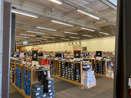 DSW DESIGNER SHOE WAREHOUSE - Updated November 2025 - 49 Photos & 99 ...