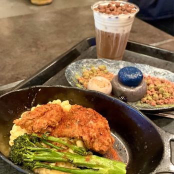 DOCKING BAY 7 FOOD AND CARGO - Updated October 2024 - 1346 Photos & 371 ...