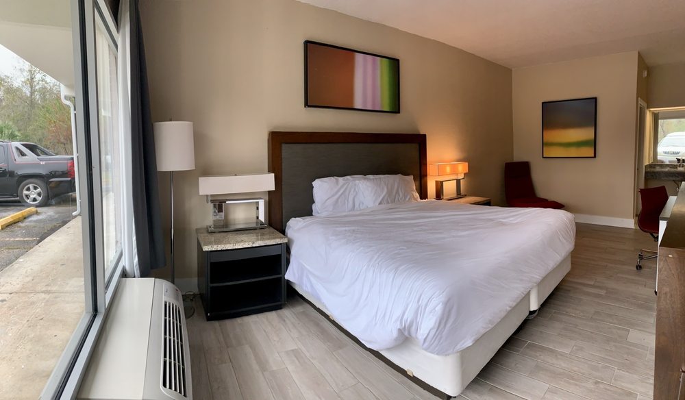 BLUE SPRINGS INN - Updated July 2025 - 20 Photos - 2020 Hamilton Ave ...