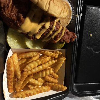 DAVE’S HOT CHICKEN - Updated January 2026 - 32 Photos - 3721 S Moorland ...