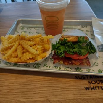 SHAKE SHACK WARWICK - Updated December 2024 - 20 Photos & 17 Reviews ...