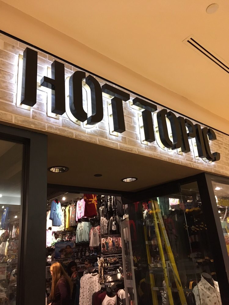 HOT TOPIC - Updated December 2025 - Plaza las Americas 25, San Juan ...