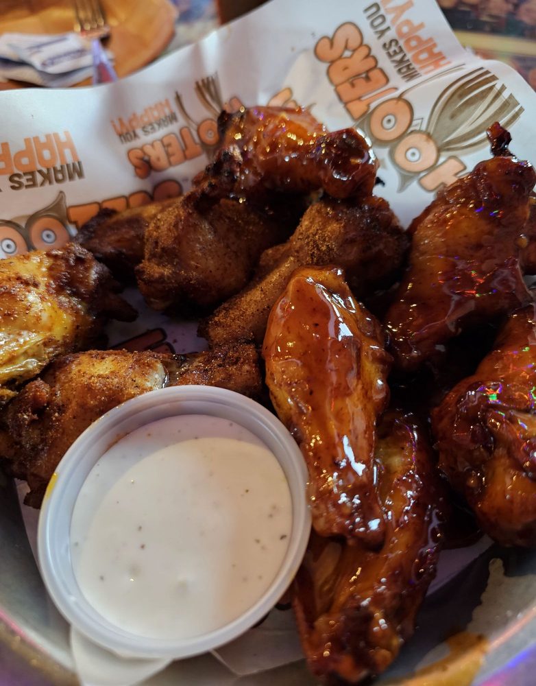 HOOTERS - Updated October 2025 - 43 Photos & 58 Reviews - 6454 Siegen ...