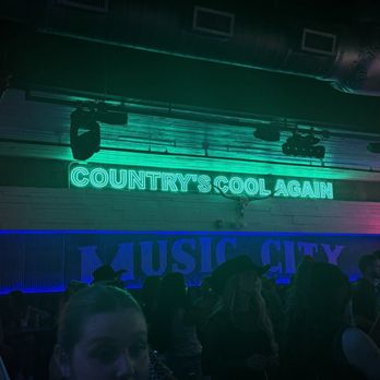 LAINEY WILSON’S BELL BOTTOMS UP - Updated February 2025 - 90 Photos ...