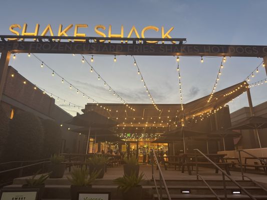 SHAKE SHACK I-DRIVE - Updated September 2025 - 958 Photos & 693 Reviews ...