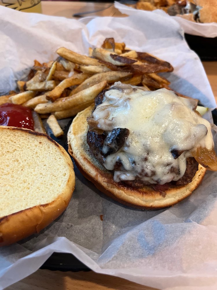 NEW BRITAIN INN - 28 Photos & 107 Reviews - 376 W Butler Ave ...