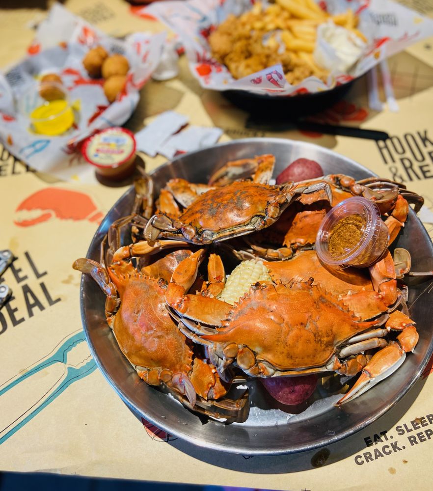 HOOK & REEL CAJUN SEAFOOD & BAR - Updated October 2024 - 141 Photos ...