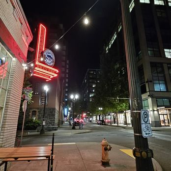 DESCHUTES BREWERY PORTLAND PUBLIC HOUSE - Updated September 2024 - 5233 ...