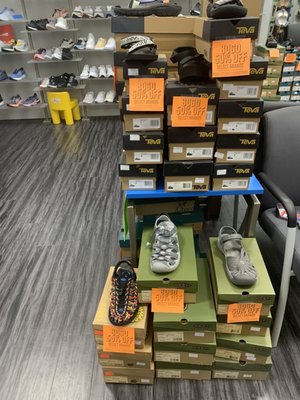 TRADEHOME SHOE STORES - Updated February 2025 - 12 Photos & 10 Reviews ...