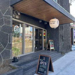 MOMS - Updated December 2025 - 203 Photos & 122 Reviews - 190 Keawe St ...