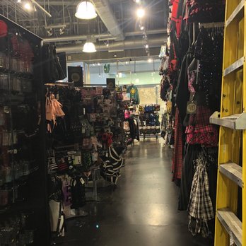 HOT TOPIC - Updated January 2026 - 61 Photos & 65 Reviews - 168 Los ...