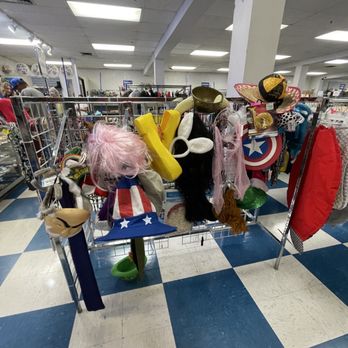 SPEEDWAY OUTLET - Updated December 2025 - 13 Photos & 90 Reviews - 5421 ...