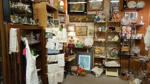 BERLIN VILLAGE ANTIQUE MALL - Updated October 2025 - 30 Photos & 10 ...