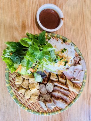 SAIGON 512 - 64 Photos & 21 Reviews - 105 E Old Settlers Blvd, Round ...