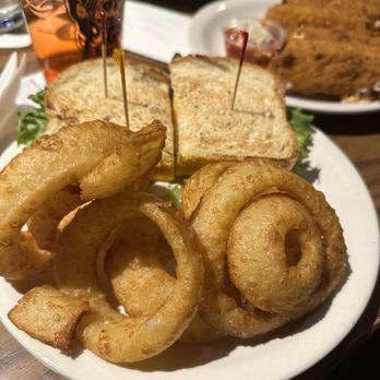 LYONS PUB - Updated July 2025 - 164 Photos & 255 Reviews - 16 S 6th St ...