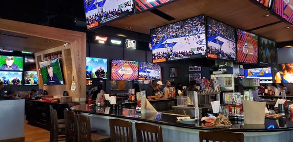 PLUCKERS WING BAR - CITYVIEW - Updated December 2025 - 177 Photos & 239 ...
