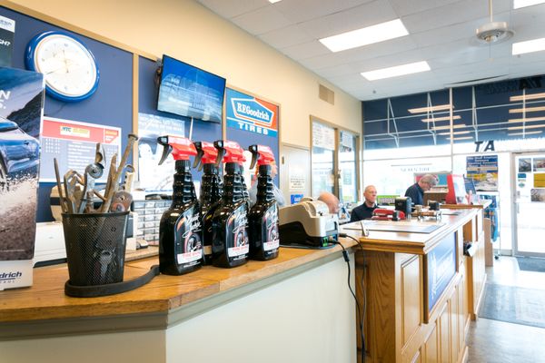 DELAWARE TIRE CENTER - Updated December 2025 - 10 Photos & 49 Reviews ...