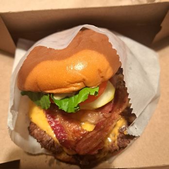 SHAKE SHACK WESTLAKE - Updated December 2025 - 31 Photos & 40 Reviews ...