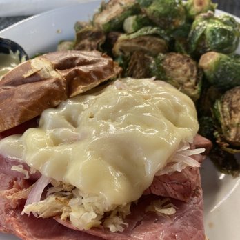 FATHER TOM’S PUB - 253 Photos & 248 Reviews - 32 N Cedar Ave ...