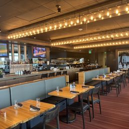 METROPOLITAN TAVERN - Updated July 2025 - 328 Photos & 199 Reviews ...