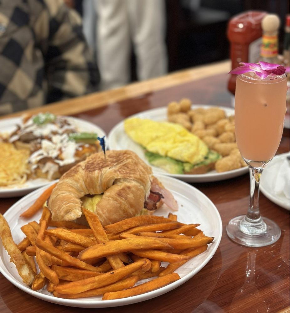 ROOSTERS ON THE RIVER - Updated March 2025 - 252 Photos & 193 Reviews ...