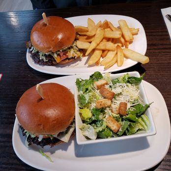 RED ROBIN GOURMET BURGERS AND BREWS - Updated January 2026 - 208 Photos ...