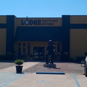 LODGE FACTORY STORE - 45 Photos & 32 Reviews - Outlet Stores - 220 E ...