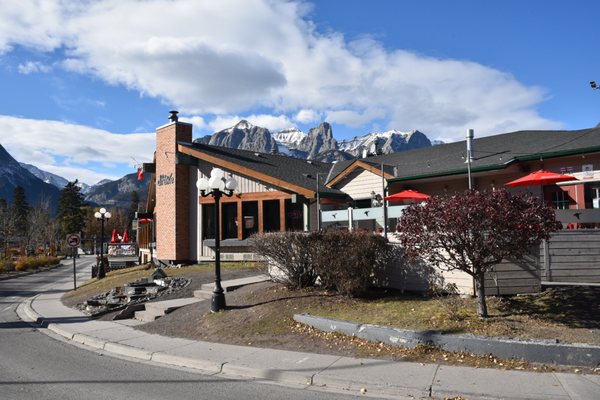 THE DRAKE PUB - 46 Photos & 55 Reviews - 909 Railway Avenue, Canmore ...