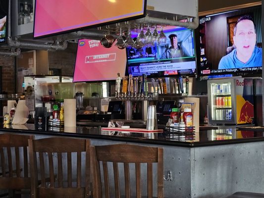 PLUCKERS WING BAR - LAKELINE - Updated April 2025 - 451 Photos & 778 ...