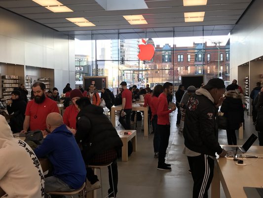 APPLE LINCOLN PARK - Updated July 2025 - 95 Photos & 574 Reviews - 801 W North Ave, Chicago ...