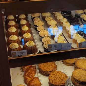 BEST BUNS BAKERY & BURGERS - Updated July 2025 - 261 Photos & 178 ...