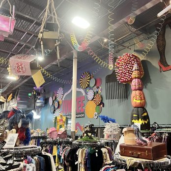JUNKEE CLOTHING EXCHANGE - Updated December 2024 - 517 Photos & 392 ...