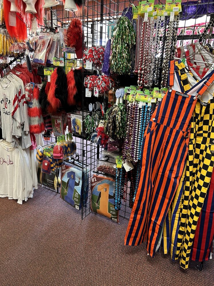 COSTUME HOLIDAY HOUSE - Updated January 2026 - 19 Photos & 27 Real ...