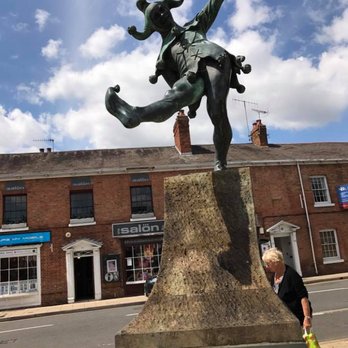 THE JESTER STATUE - Updated October 2025 - Henley Street, Stratford ...