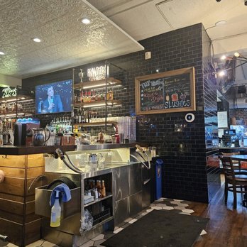 THE HOWE DAILY KITCHEN & BAR - Updated December 2024 - 322 Photos & 381 ...