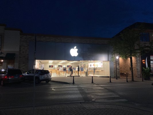 APPLE STORE - MAIN PLACE - Updated August 2025 - 56 Photos & 303 ...