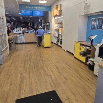 THE UPS STORE - Updated December 2025 - 39 Photos & 70 Reviews - 2443 ...
