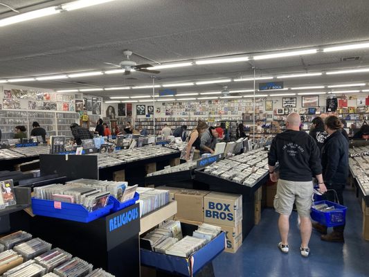 CD TRADER - Updated October 2025 - 256 Reviews & 81 Photos - 18926 ...