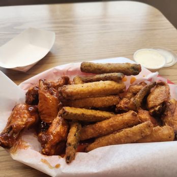 WING SLINGERS - 58 Photos & 208 Reviews - 7325 E Iliff Ave, Denver ...