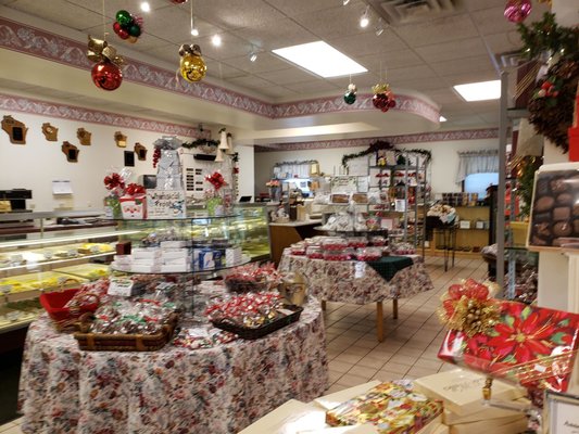 VANDE WALLE’S CANDIES - 28 Photos & 30 Reviews - 400 N Mall Dr ...