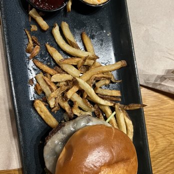 TRAPPEZE PUB - Updated January 2025 - 290 Photos & 557 Reviews - 269 N ...