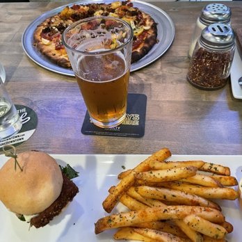 THE SCORE SPORTS BAR & GRILL - Updated March 2025 - 21 Photos & 15 ...