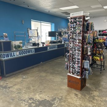 GOODWILL CENTRAL TEXAS - BALCONES - Updated December 2025 - 32 Photos ...
