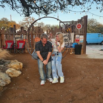 ARMADILLO DEN - Updated May 2024 - 146 Photos & 146 Reviews - 10106 ...