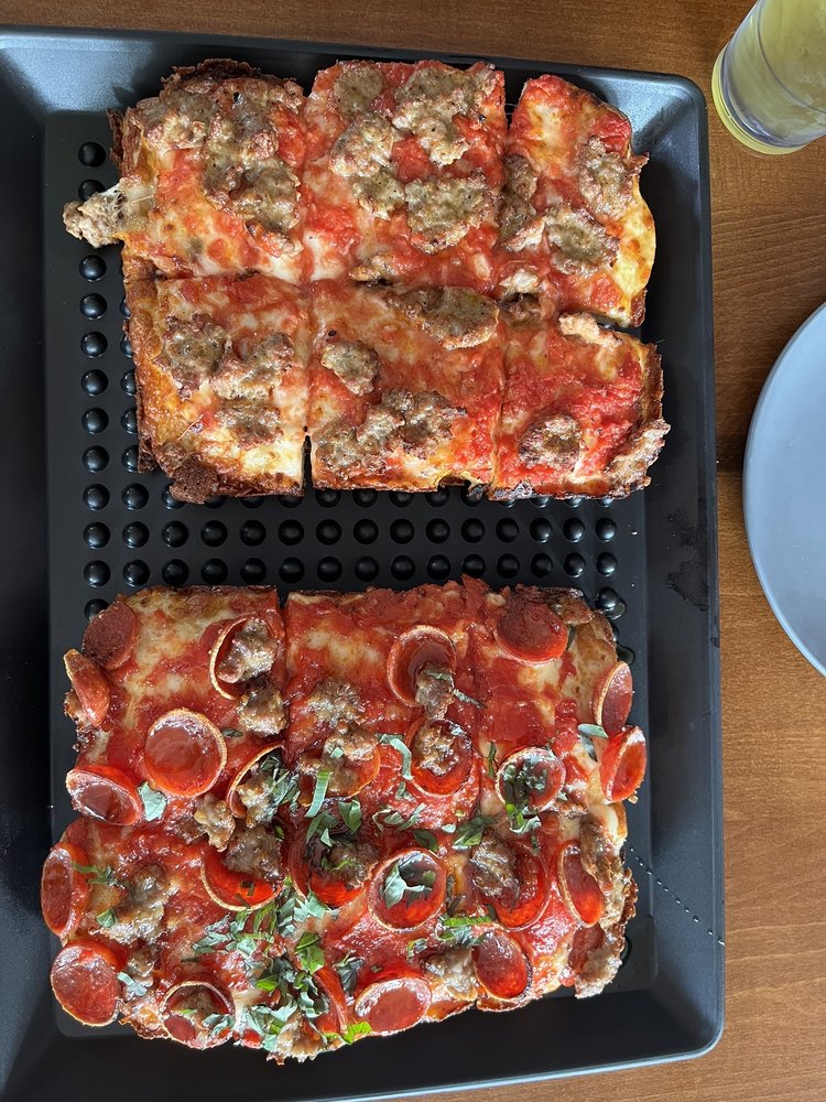 PIZZA PAYAA - 24 Photos & 25 Reviews - 107 E Beaufort St, Normal ...