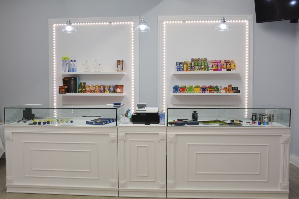 OPULENT TOKE - Updated May 2026 - Plaza 2000, Kahnawake, Quebec - Head ...