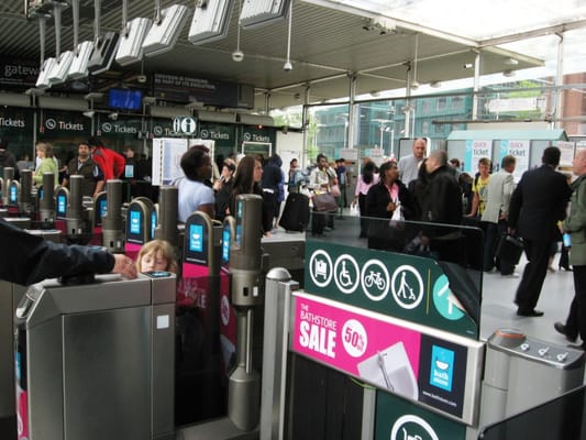 EAST CROYDON TRAIN STATION - Updated September 2024 - 13 Photos & 22 ...