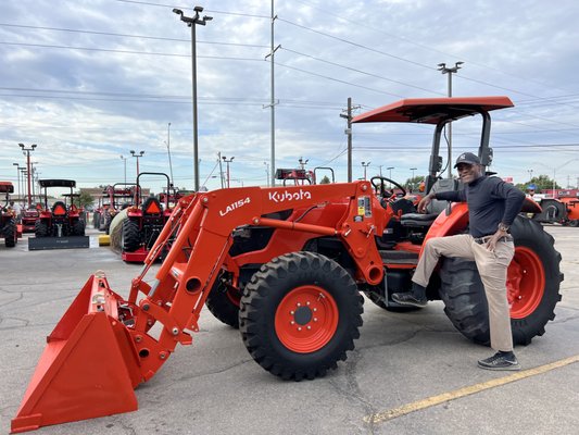 405 TRACTOR - Updated October 2025 - 153 Photos - 6700 N I-35 ...