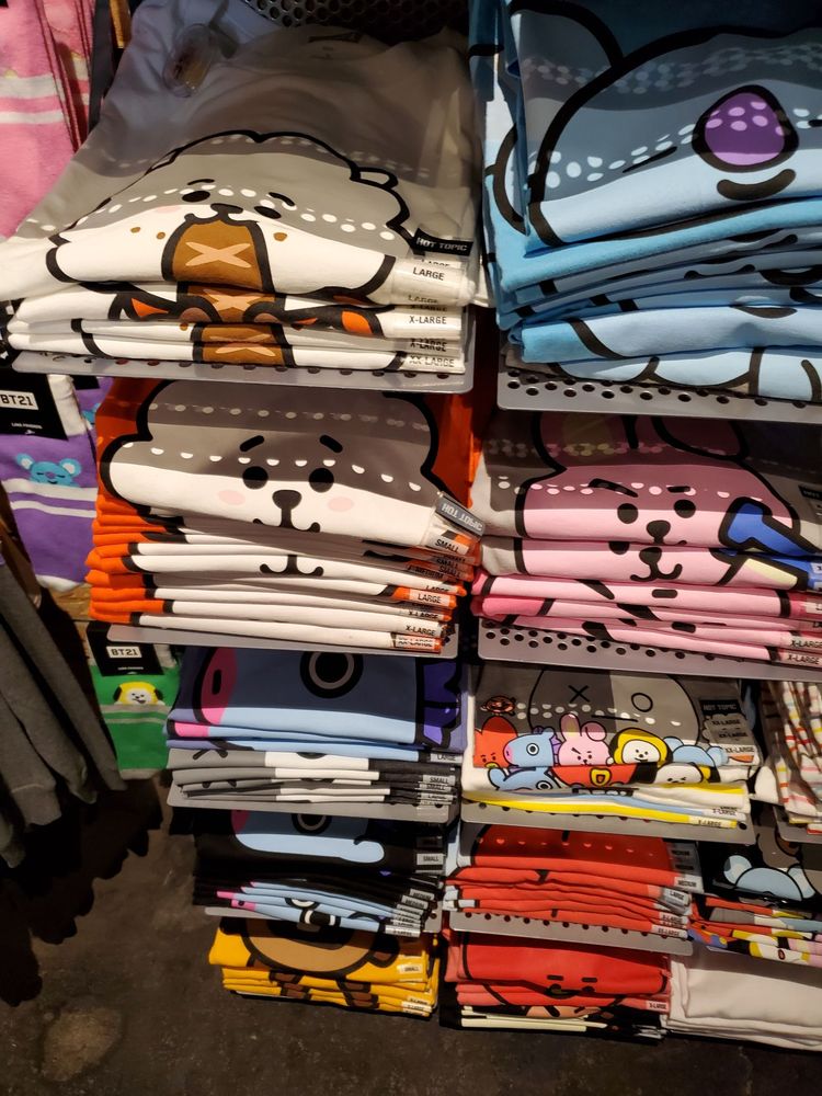 HOT TOPIC - 93 Photos & 72 Reviews - 1450 Ala Moana Blvd, Honolulu ...