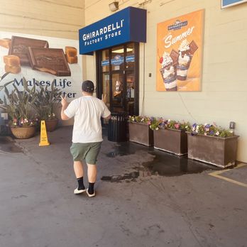 GHIRARDELLI ICE CREAM & CHOCOLATE FACTORY OUTLET - 483 Photos & 305 ...